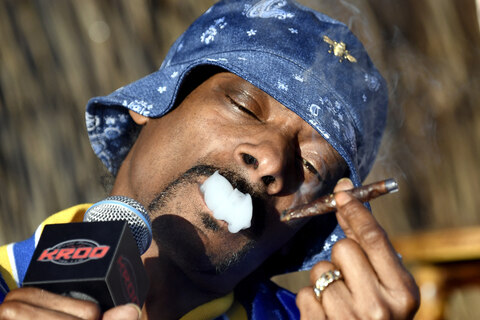 Snoop Dogg's personal blunt roller reveals how many joints the rapper smokes a day