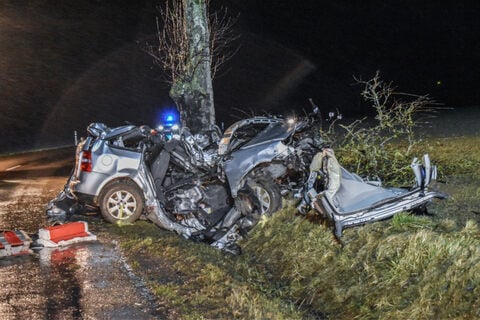 Horror-Crash: VW rast in Wallhausen gegen Baum, Fahrer stirbt!