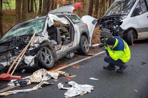 Nicht angeschnallt: Junger Mann (†24) stirbt nach Frontal-Unfall bei Sulzbach-Rosenberg