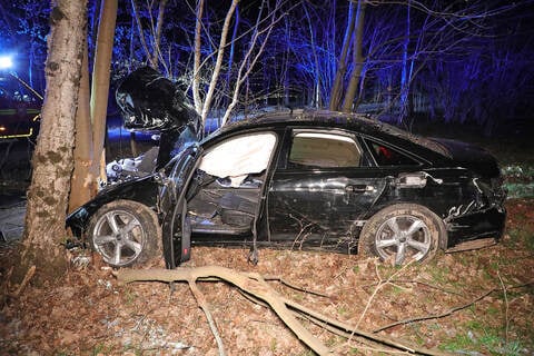 Unfall A4: Audi-Fahrer verliert bei Wilsdruff die Kontrolle und kracht gegen einen Baum