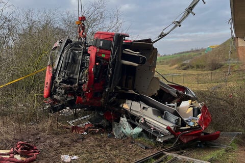 Unfall A38: Tödlicher Unfall auf der A38 - Lkw durchbricht Leitplanke und fällt von Brücke