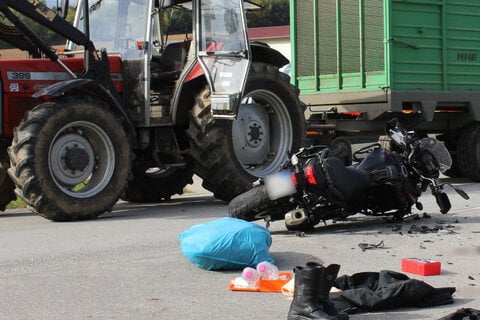 Schwerer Unfall zwischen Motorrad und Traktorgespann bei Arnstorf