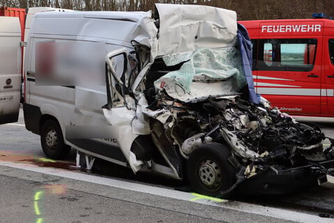 Unfall A61: Transporter gerät unter Sattelzug - Fahrer gestorben