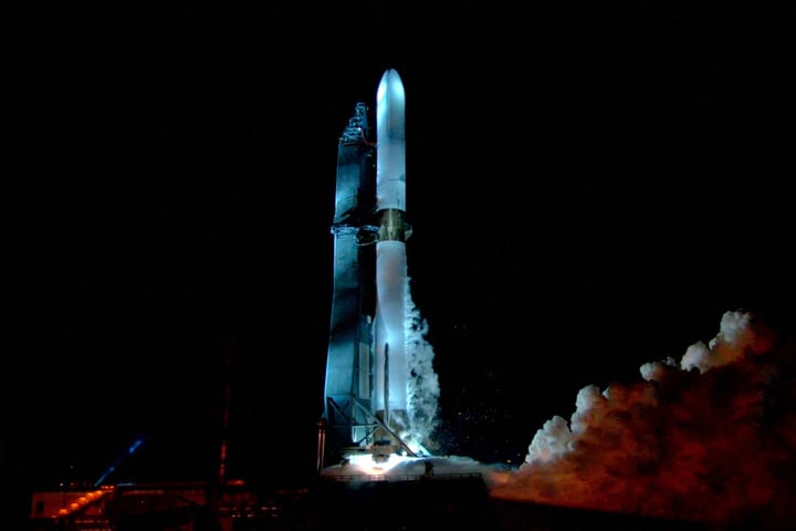 Blue Origin escalates SpaceX rivalry with orbital launch of massive New ...