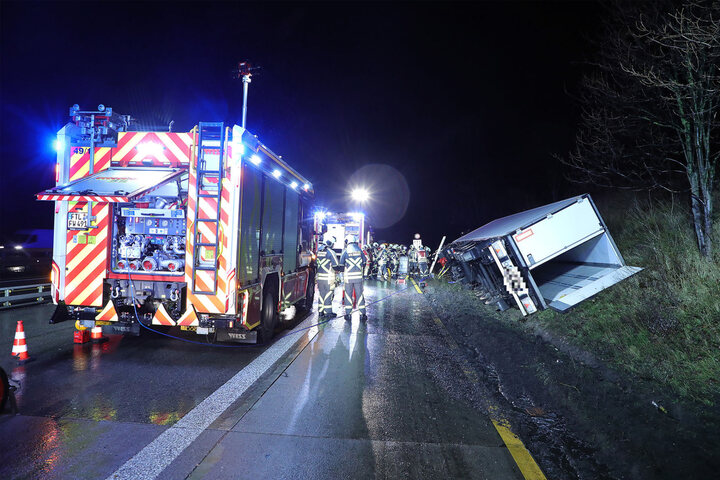Unfall auf A4 bei Wilsdruff! Lkw kippt in Graben - Crash mit Verletzten nach Rückstau