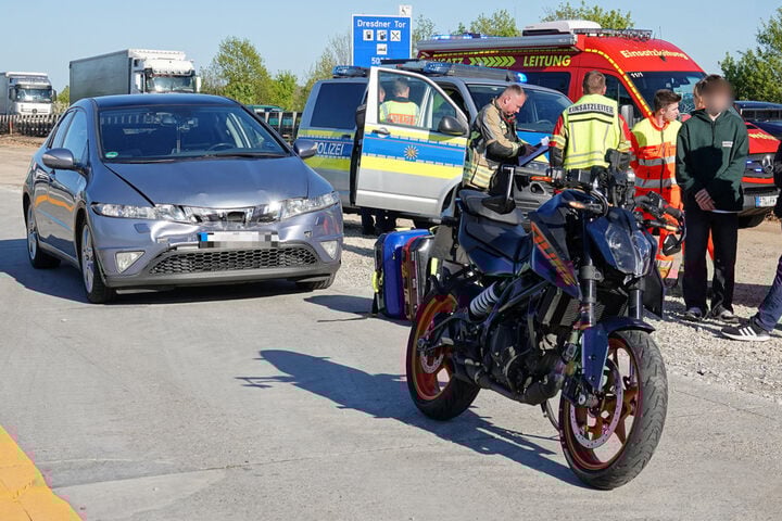 Unfall auf A4 bei Dresden - Vollsperrung, Rettungshubschrauber im Einsatz