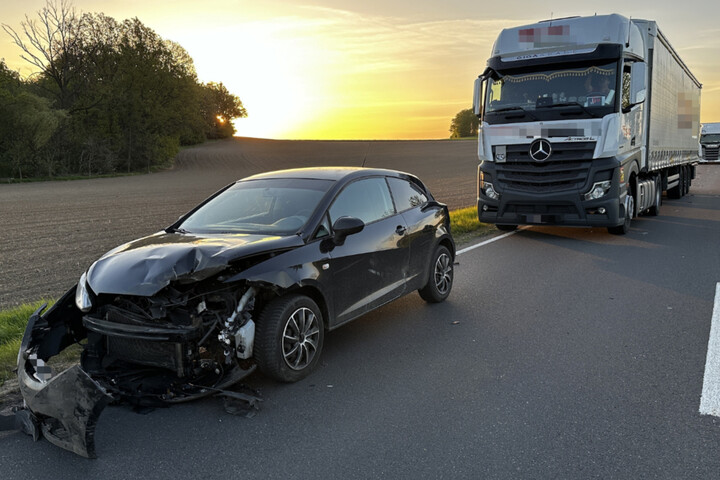 Schwerer Unfall auf B6 bei Bautzen: Lkw kracht frontal mit Auto zusammen