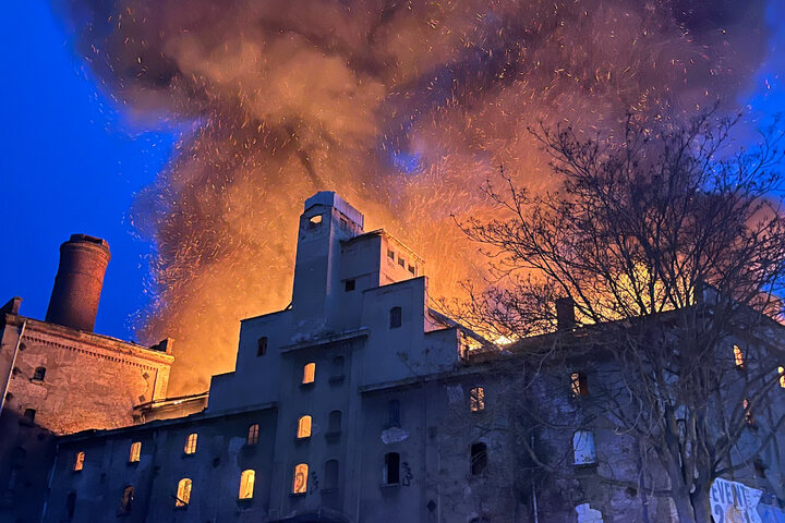 Dresden: Brand in Industrie-Ruine - Gebäude wird langsam abgetragen