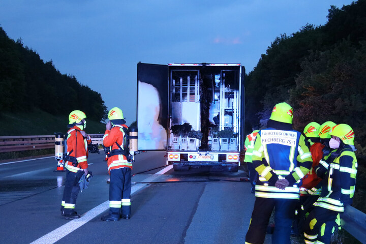 Unfall A3: Flammen brechen während der Fahrt aus - Feuerwehr löscht Blumen-Lkw auf der A3