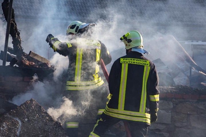 Scheune brennt komplett nieder und legt Brandleiche frei