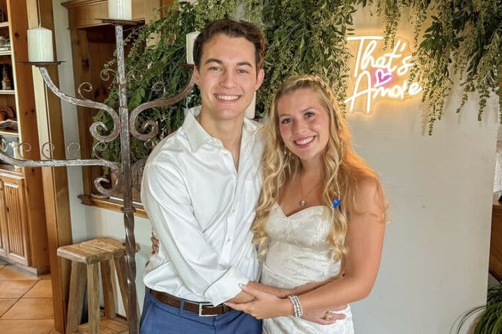 Nach mehr als vier Jahren war es so weit: Paar hatte seinen ersten Kuss ...