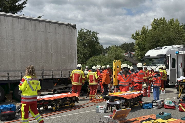 Auto zwischen zwei Lastern eingeklemmt: Drei Personen schwer verletzt