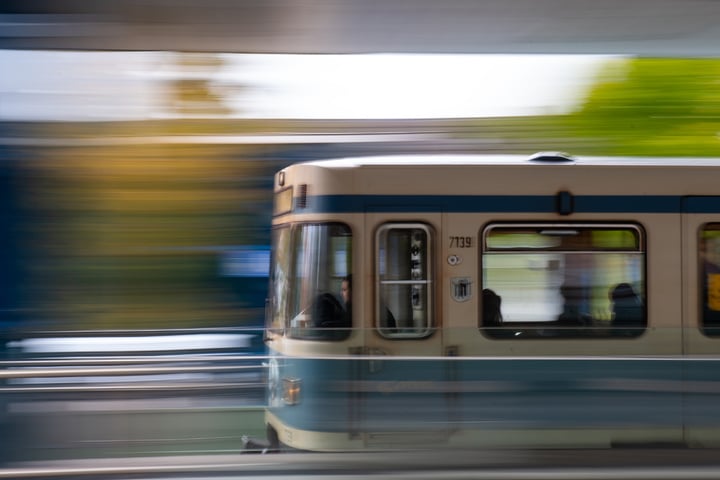 Tragödie am Münchner Olympiazentrum! Mann stürzt in Gleisbett und wird von U-Bahn erfasst