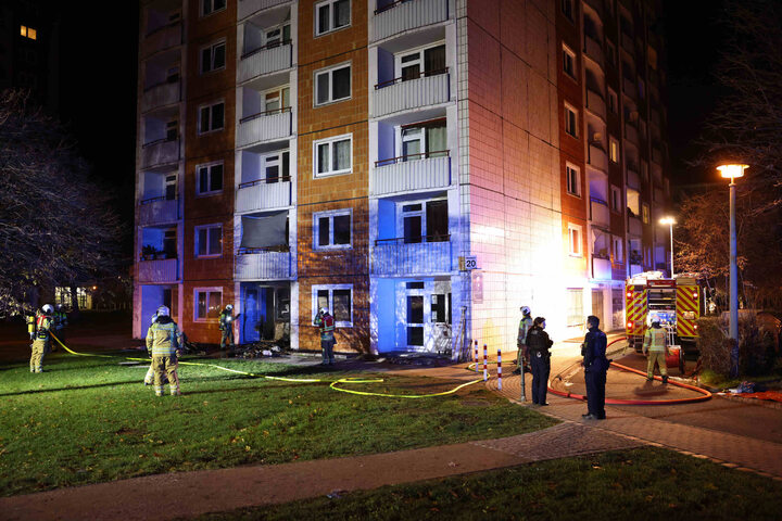 Dresden: Flammen in Prohlis - Container-Brand greift auf Hochhaus über