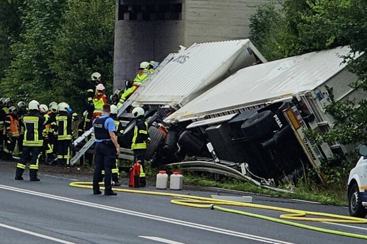 Lastwagen kracht gegen Brücke auf B27: Person eingeklemmt