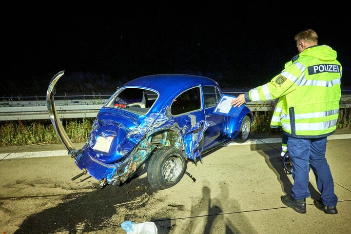Unfall A17: VW T4 prallt auf VW Käfer - Fahrer nach Crash verletzt