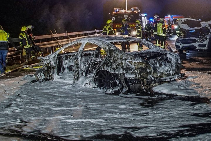 Unfall A81: Mercedes-Fahrer drängelt auf Autobahn: Wagen brennt nach ...