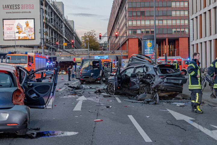 Köln: Nach Massenunfall mit 14 Verletzten - Das kommt jetzt auf den ...