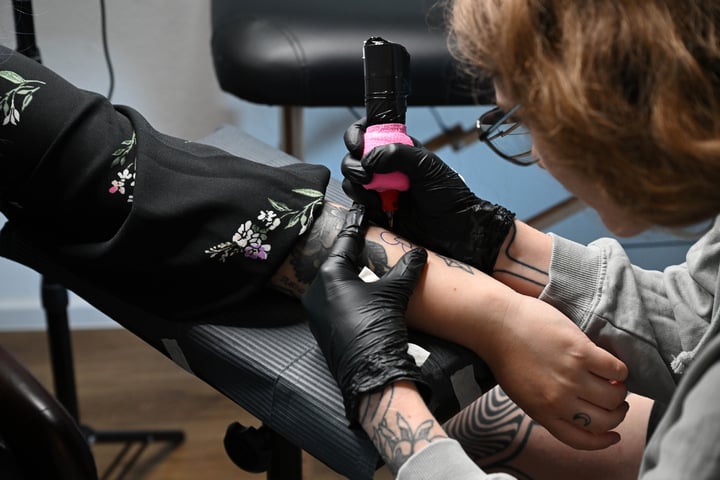 Tattoo für das Leben: Organspendebewusstsein durch "Opt.Ink"-Symbol