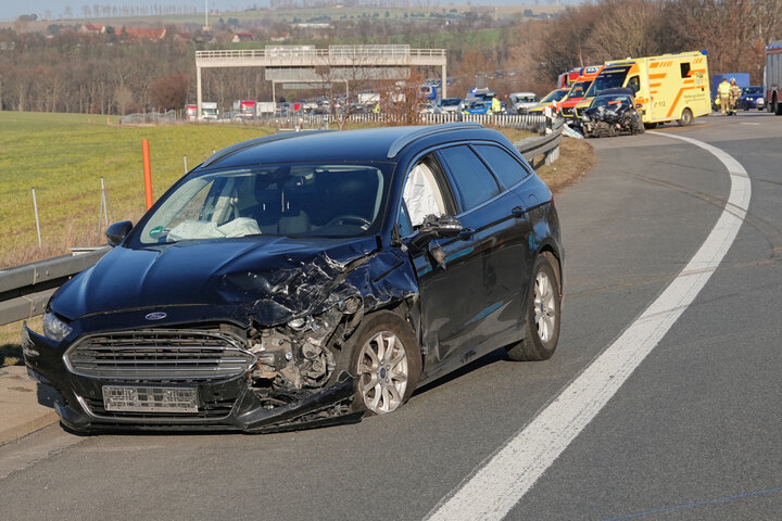 Unfall A4: Unfall am Dreieck Nossen - Fahrer will noch schnell auf die A14 wechseln, dann knallt es
