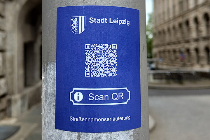 Mysteriöse QR-Codes an Straßenschildern in Leipzig: Das hat es damit auf sich