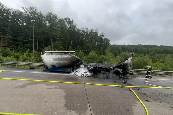 Vollsperrung auf A4! Lastwagen-Anhänger in Vollbrand