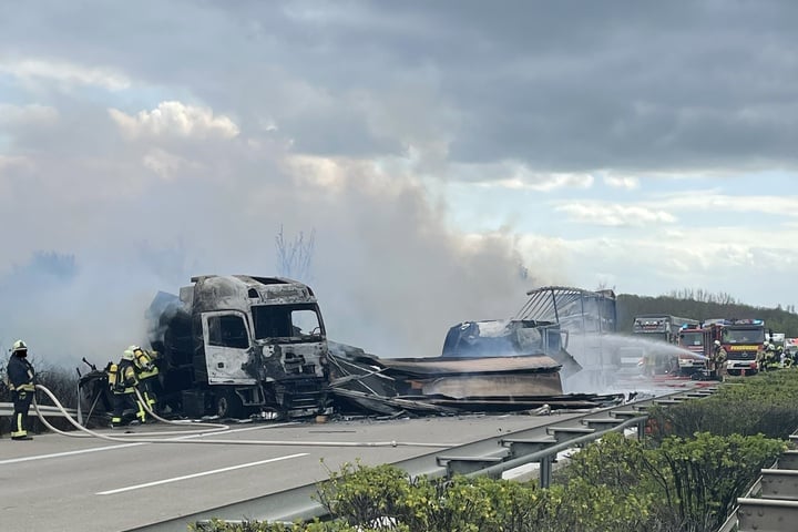 Unfall A14: Autobahn nach tragischen Lkw-Unfällen voll gesperrt - Drei Verletzte, ein Toter!