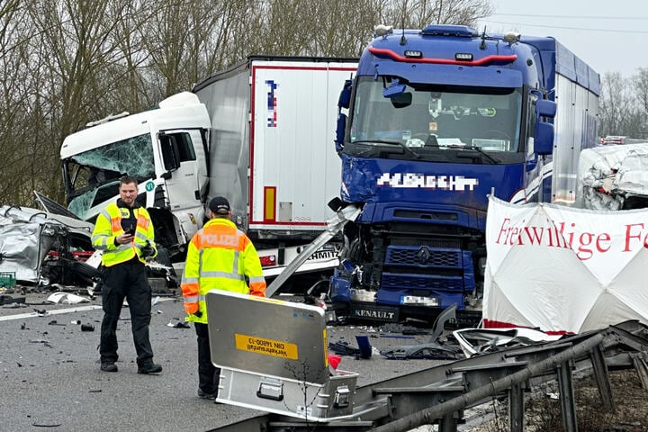 Unfall auf A93 in Bayern: Zwei Tote und mehrere Verletzte bei Massencrash