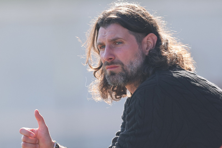 FSV Zwickaus Sportdirektor Robin Lenk hebt vor dem Spiel gegen Leipzig ...