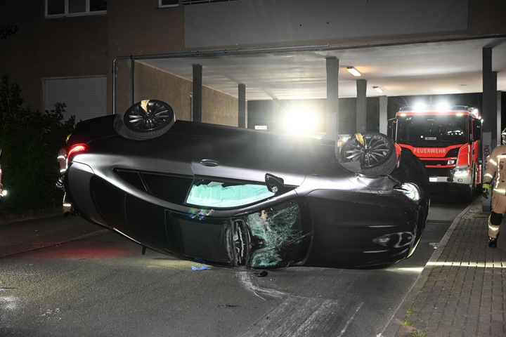 Berlin: Protz-Mercedes überschlägt sich im Wedding und landet auf dem Dach