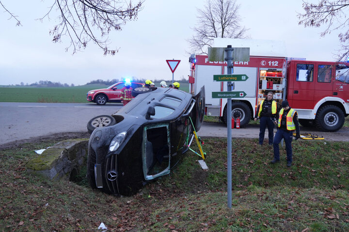 Schwerer Unfall auf der B87: Kleinbus überschlägt sich und bleibt im ...
