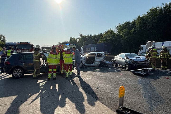 Unfall A4: Schwerer Unfall auf der A4 - Mindestens fünf Fahrzeuge beteiligt, mehrere Personen ...