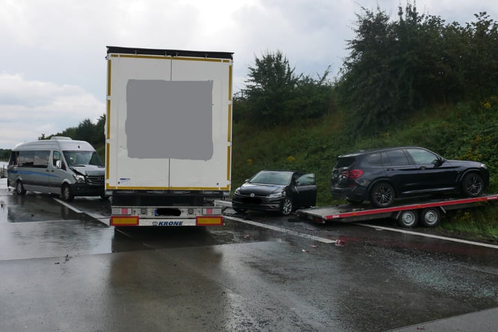 Unfall A1: Lkw-Fahrer (56) kracht in Stauende und löst Massen-Crash aus!