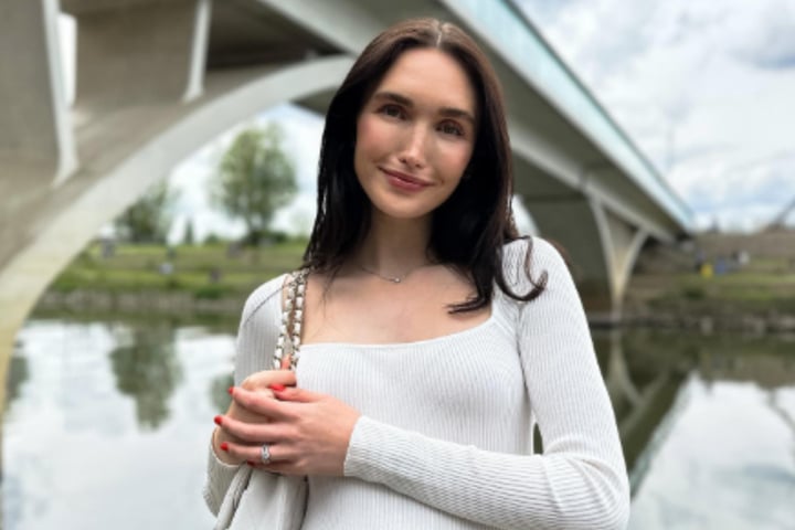 Wenige Tage vor Geburt: Model Anna Adamyan lichtet sich mit XXL-Bauch im Bikini ab