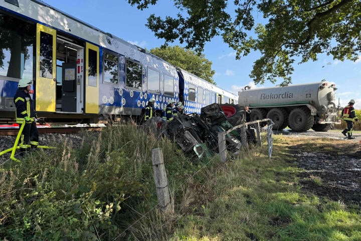 Fahrer schwer verletzt! Traktor wird von Zug erfasst und mitgeschleift