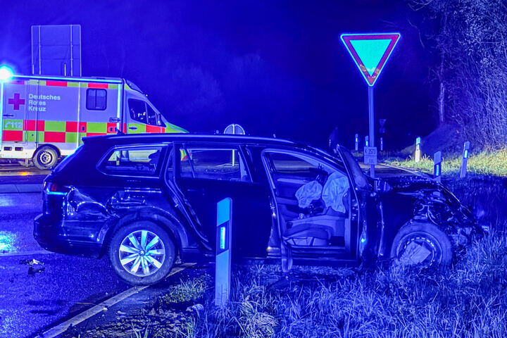 Unfall auf B35 in Bretten - Zusammenstoß mit VW: Jaguar zerschellt an ...