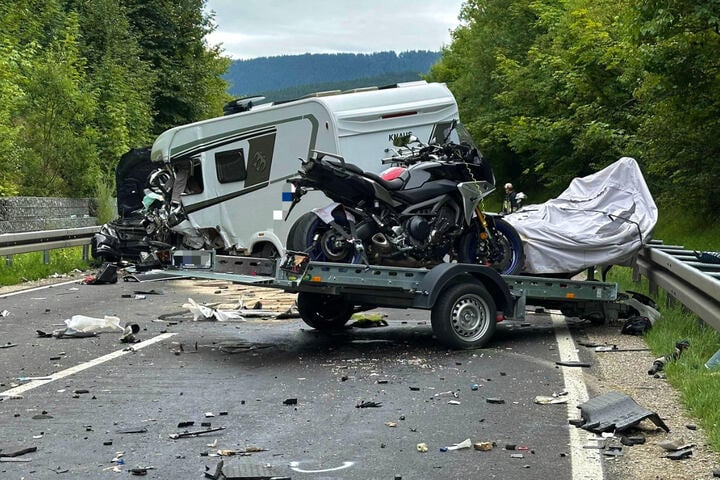 Unfall auf B12: Drei Menschen schwer verletzt