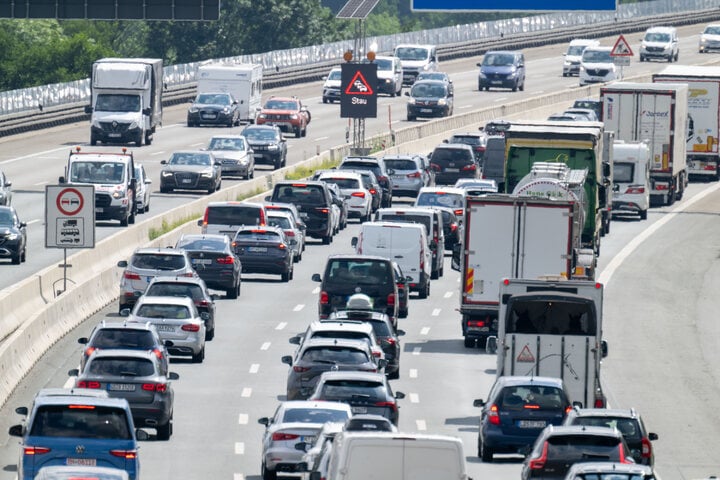 Unfall A9: Auto überschlägt sich bei A9-Crash und fängt Feuer - Mehrere ...
