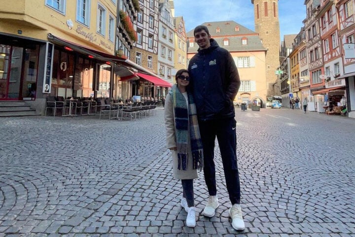 Paar hat mehr als einen halben Meter Größen-Unterschied: "Leute fragen ...