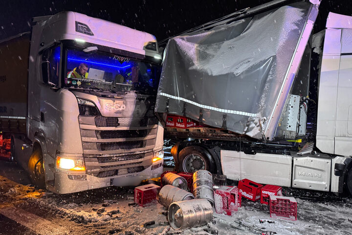 Unfall A72: Winter-Chaos und verstreute Ladung - Zwei Lkw krachen auf ...
