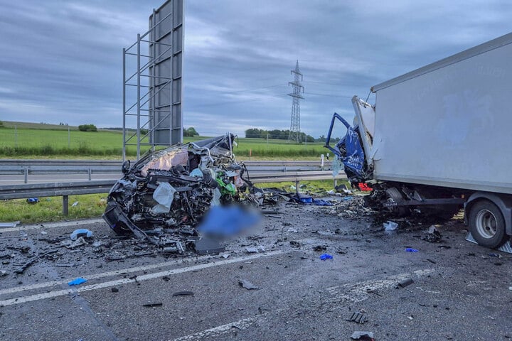 Tödlicher Unfall bei Kaufbeuren: Hähnchen verteilen sich über B12