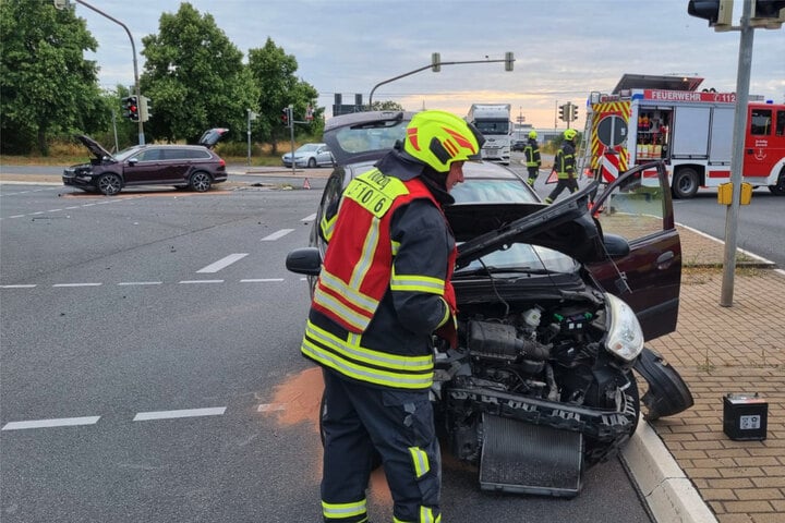 Sperrung nach Kreuzungscrash: Zwei Verletzte bei Unfall nahe Leipzig