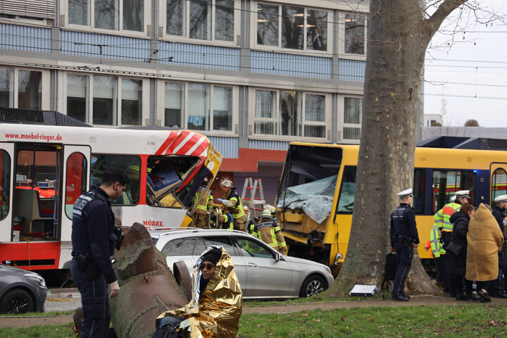 Unfall in Stuttgart: Stadtbahnen krachen frontal zusammen - Mehrere Verletzte