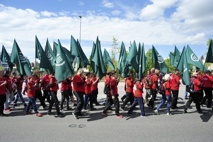 Chemnitz: Demos von III. Weg und "Freie Sachsen" - Platzverweise ...