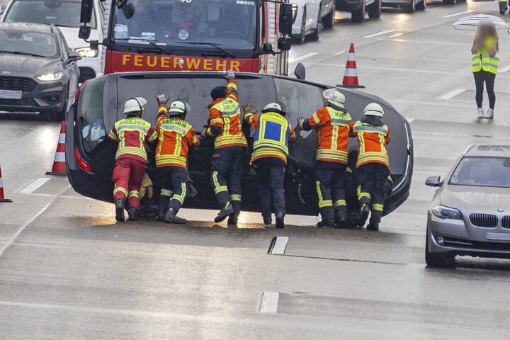Dramatischer Unfall auf der A81: VW kippt auf die Seite, Fahrer verletzt Dramatischer Unfall auf der A81: VW kippt auf die Seite, Fahrer verletzt