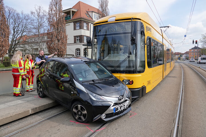 Unfall in Dresden-Seidnitz: Straßenbahn rauscht mit Auto zusammen