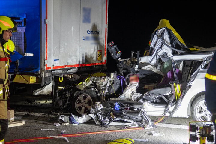 Unfall auf A94: Dramatischer Einsatz! Auto kracht ungebremst in Lastwagen