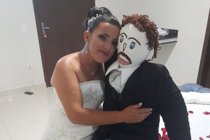 Frau heiratet eine Puppe und bekommt ein "Baby" von ihr