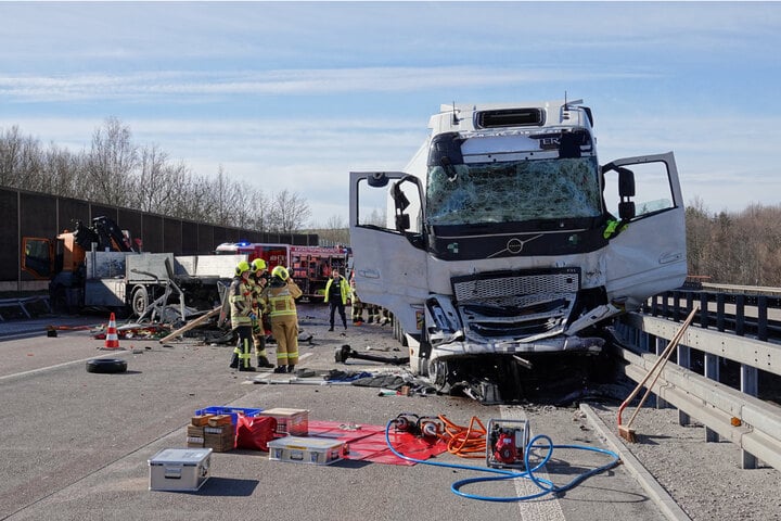 Mega-Stau auf A4 nach Crash an Tagesbaustelle: Lkw-Fahrer schwer verletzt!