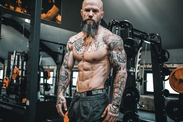 Dieser Muskelmann ist ein Pastor und predigt bald im Erzgebirge